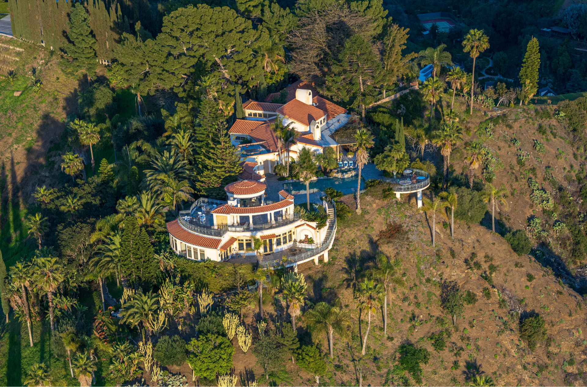 How to Spot a Celebrity's House From a Helicopter - Group 3 Helicopters ...